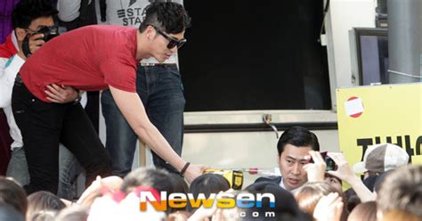 포토엔 차형사 강지환 허리 굽혀 팬들에 장미꽃 선사