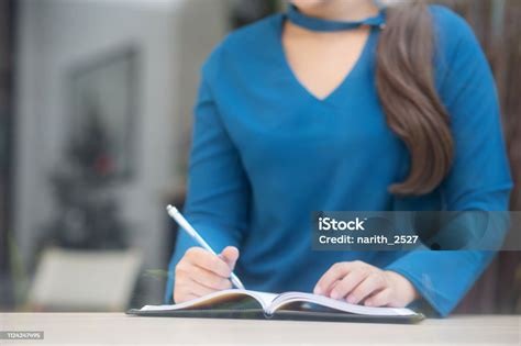 근접 촬영 손의 아시아 여성 연구 앉아서 쓰기 노트와 일기 카페 여자 숙제 작업 테이블 교육 개념을 여성 비즈니스 작가에
