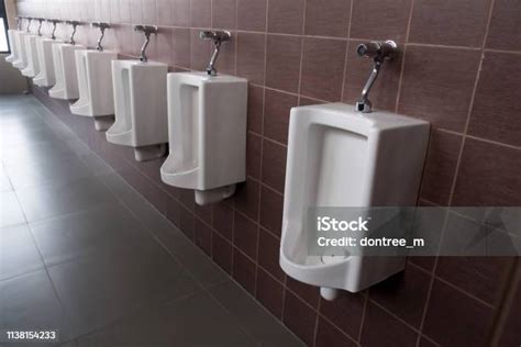 Urinoir Putih Di Toilet Umum Pria Pria Urinoir Dalam Gaya Klasik Foto