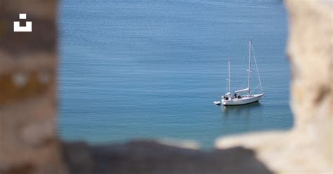 잔잔한 푸른 바다 위에 돛단배가 있습니다 사진 Unsplash의 무료 바다 이미지