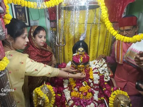 Varanasi में शिवरात्रि से पहले भोलेनाथ को लगी हल्दी महिलाओं ने गाए