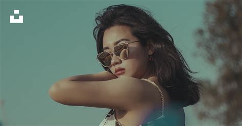 흰색과 빨간색 꽃무늬 민소매 드레스를 입은 여자 사진 Unsplash의 무료 사람의 이미지