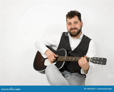 El Hombre Con El Pelo Negro Y La Barba Que Juegan Y Que Cantan Con La