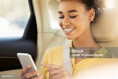 타고있는 동안 자동차에 앉아 스마트 폰을 사용하여 아프리카 계 미국인 소녀 20 29세에 대한 스톡 사진 및 기타 이미지 20 29세 개념 고객 Istock