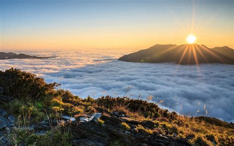 Nascer Do Sol Acima Das Nuvens E Das Montanhas Foto De
