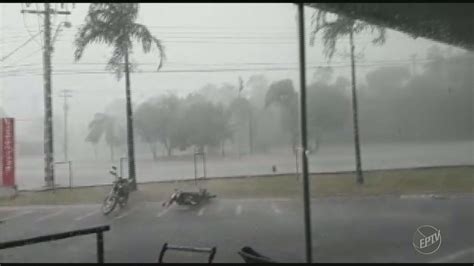 Chuva de granizo de 20 minutos alaga ruas derruba árvores e destelha