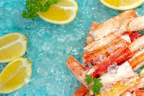 게 고기와 신체 부위 촉수 무릎 큐브 얼음에 푸른 해양 배경 레몬과 라임 의 조각은 녹색 빛 상단 측면보기 주위에 주위에 둥근