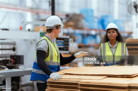 안전 유니폼을 입은 전문 노동자 팀 골판지 공장 창고에서 포장 재고 주문의 감독자 검사관 스태킹 종이 제조 더미 재활용 산업 생산 2명에 대한 스톡 사진 및 기타 이미지