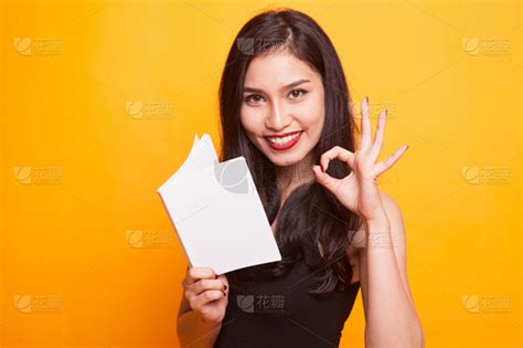 翘起大拇指女人青年人书拇指手势语灰色水平画幅人体手