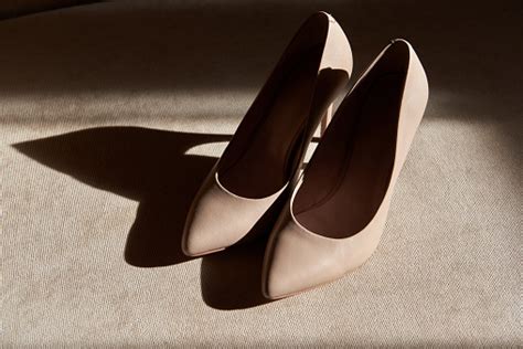 파스텔 베이지 색 여성 신발 베이지 색 배경 복사 공간 트렌디 한 패션 여성 스러운 배경 뷰티 블로그 컨셉 0명에 대한 스톡 사진 및 기타 이미지 Istock