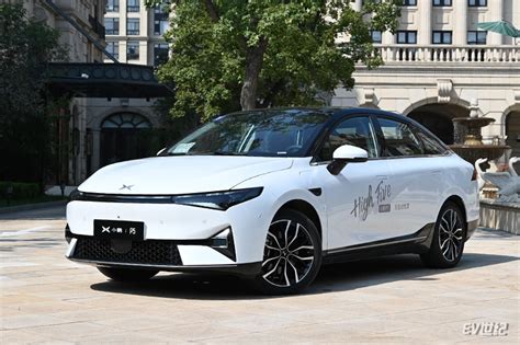 采用家族设计语言 疑似小鹏全新mpv车型路试谍照曝光量化汽车网