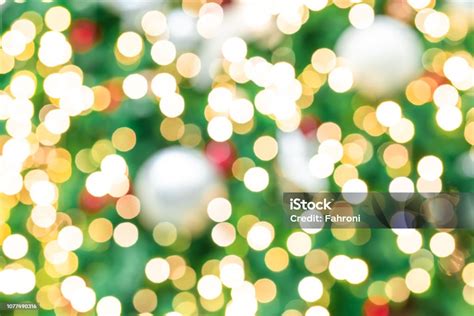 크리스마스 나무의 빨강 녹색 및 금 Bokeh 배경 흐리게 크리스마스 배경입니다 크리스마스와 새 해 휴일 배경입니다 크리스마스