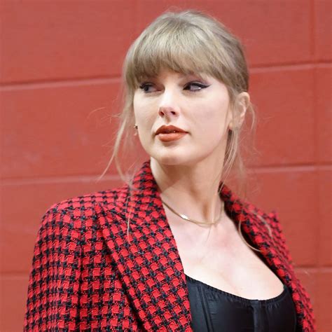 Taylor Swift Had A Very Subtle Reaction To Kylie Kelces Pregnancy