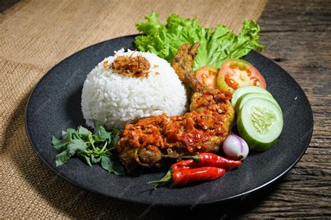 Premium Photo Ayam Geprek Sambal Indonesian Food Or Geprek Fried Chicken With Sambal Hot Chili