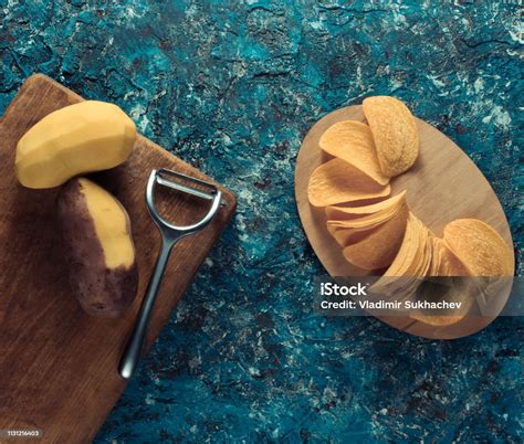 껍질을 벗 긴 원시 감자 파란색 콘크리트 배경에 준비 튀김 칩 집에서 만든 칩을 만드는 과정 단계별로 평면도 0명에 대한 스톡 사진 및 기타 이미지 Istock