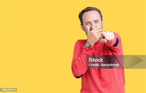 격리에 잘생긴 중 년 노인의 수석 남자 입고 겨울 스웨터 배경 당신의 입 부 끄 러운 식 이상 손가락 손으로 카메라를 가리키는
