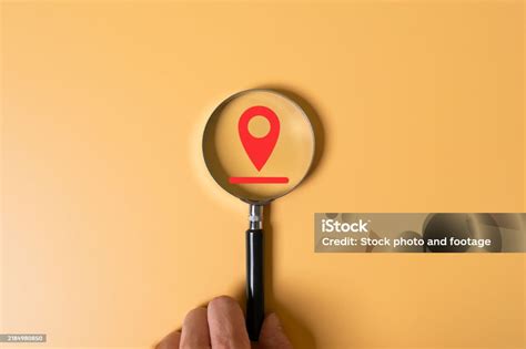복사 공간이 있는 색상 배경에 빨간색 위치 표시를 확대하기 위해 돋보기를 들고 있는 사람들 고객 위치 식별과 관련된 위치 표시 온라인 위치 개인 정보 보호 설정 0명에 대한