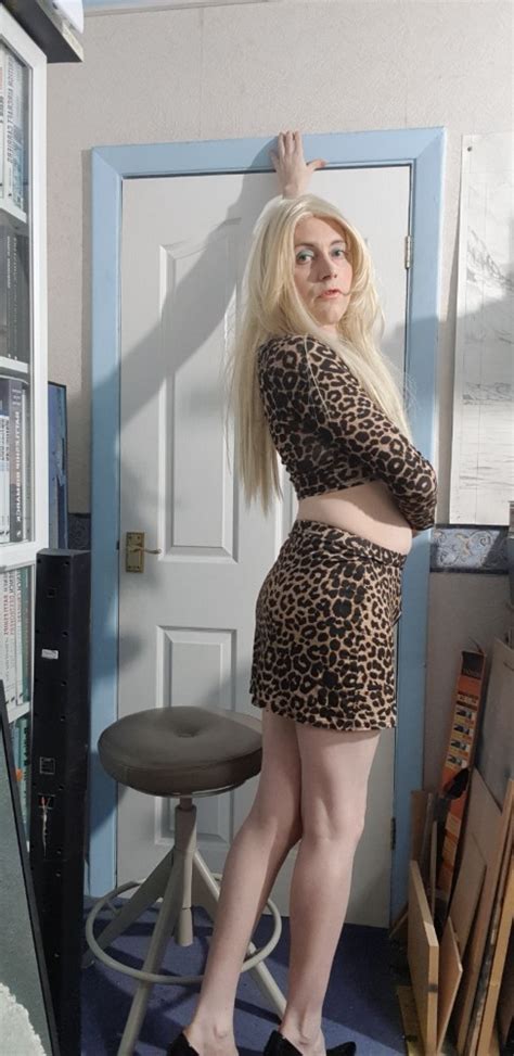 Создать мем юбка с леопардовым принтом леопардовая юбка ноги Картинки Meme