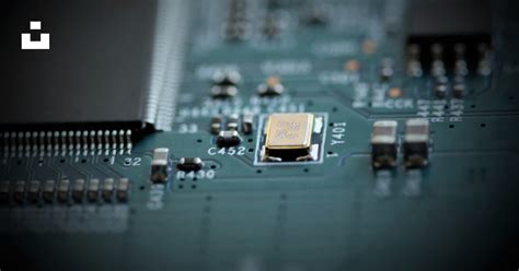 많은 작은 부품이 있는 회로 기판 사진 Unsplash의 무료 데이터 이미지