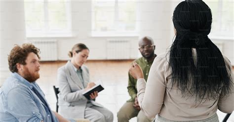 심리학 세션의 과정에 참석하는 환자 그룹 앞에 서서 자신의 문제를 설명하는 흑인 여성의 뒷모습 사진 Unsplash의 성인 이미지