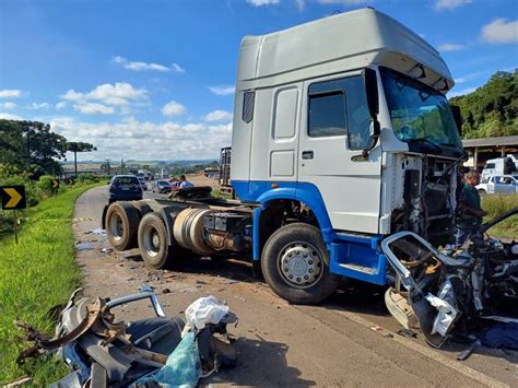 Jovem Morre Após Acidente Entre Carro E Caminhão Na Br 282