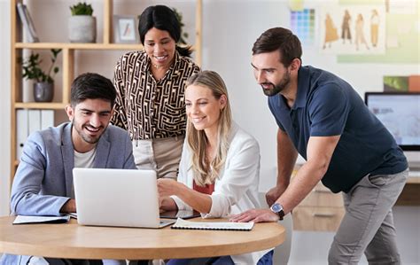 좋은 소식 스타트 업 비즈니스 거래 또는 회사 판매 목표 목표에 대한 성공을 위해 노트북에서 팀의 행복 지원 및 미소 와우