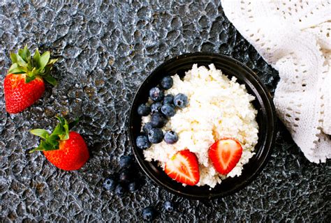 딸기와 블루베리를 곁들인 코티지 치즈 신선한 베리 건강한 아침 식사 컨셉 최고 전망 건강한 식생활에 대한 스톡 사진 및 기타 이미지 건강한 식생활 과일 꿀 Istock