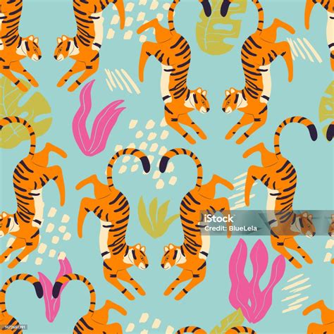 손으로 그린 이국적인 큰 고양이 호랑이가 있는 매끄러운 패턴으로 연한 파란색 배경에 열대 식물과 추상적인 요소가 있습니다 다채로운 평면 벡터 그림 고양잇과에 대한 스톡 벡터