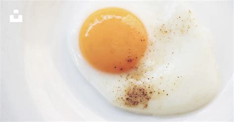 써니 사이드 업 화이트 세라믹 접시에 계란 사진 Unsplash의 무료 음식 이미지