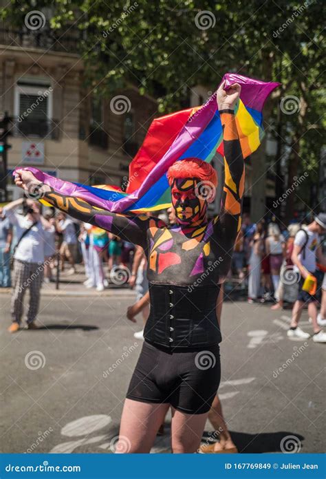 Gay Pride Day Giovane Con Una Bandiera Immagine Stock Editoriale