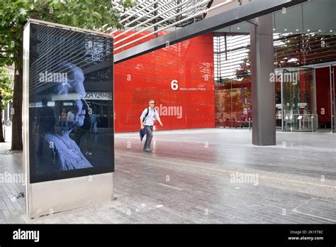 Queen Elizabeth Ii Memorial Outside 6 More Place London Bridge London