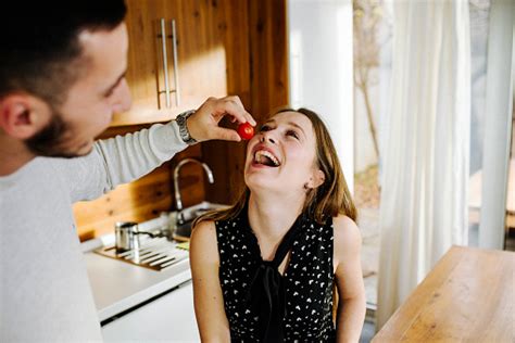 잘생긴 젊은 남자와 그의 아름 다운 여자는 부엌에서 즐기는 2명에 대한 스톡 사진 및 기타 이미지 2명 가정 생활 가정 주방 Istock