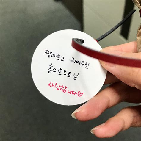 정흥수 작별 장미 한 송이를 들고 와서는 작별의 말을 건넨다 출근 마지막 날이라고 인사하고 갈