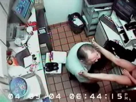 マクドナルドの事務所で18歳の女の子が全裸にされ、膣に指を入れるという闇が深すぎる事件の動画 ポッカキット