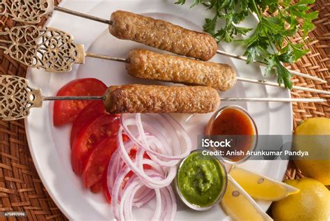 닭 구운 케밥 다진 고기 터키 뜨거운 터키식 꼬치 Kofta 식품 식사 야채 저녁 식사 점심 요리 후추 양파 구운 바베큐 룰라