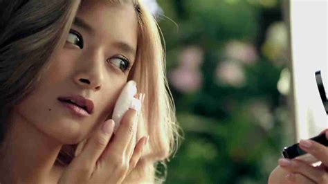 ローラ、胸元ざっくりでもかっこいい！「どんな服も完璧」「絵になる」と何気ないショットでも話題に ガールズちゃんねる Girls