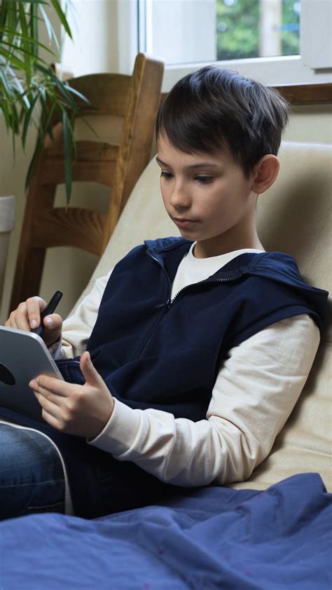 دانلود فوتیج ویدیویی نقاشی پسر در تبلت استوک فوتیج