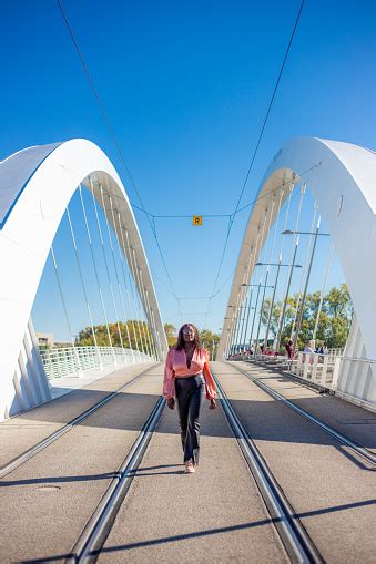 리옹 도시에서 아프로 머리를 가진 예쁜 젊은 혼합 인종 아프리카 계 미국인 힙스터 동영상 블로거 여자 20 24세에 대한 스톡 사진 및 기타 이미지 Istock