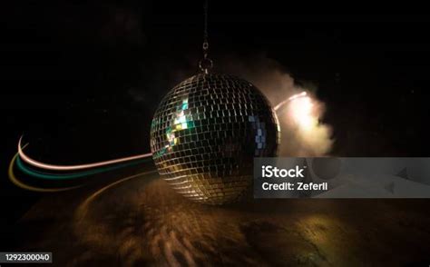 다채로운 디스코 거울 볼 조명 나이트 클럽 배경 파티 라이트 디스코 공 선택적 초점 Dj에 대한 스톡 사진 및 기타 이미지 Dj 거울 구 Istock
