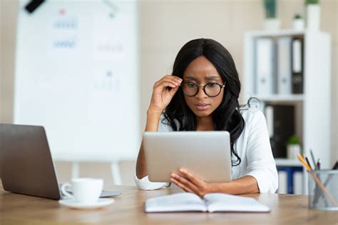 사무실에서 태블릿 Pc에서 일하는 심각한 여성 기업가 사무실에서 웨비나 또는 온라인 컨퍼런스에 참여 걱정하는에 대한 스톡 사진 및 기타 이미지 Istock