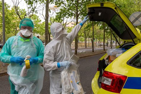 Covid Fotorreportagem o INEM da Sala de Situação Nacional à identificação de casos