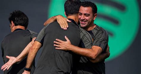 Xavi abraza a su sucesor El presidente del Barcelona rompió el