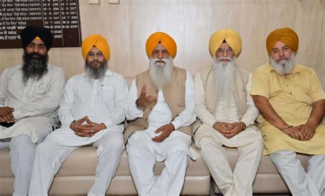 325ਵੇਂ ਖਾਲਸਾ ਸਾਜਣਾ ਦਿਹਾੜੇ ਮੌਕੇ ਸਿੰਘ ਸਾਹਿਬਾਨ ਵੱਲੋਂ ਖਾਲਸਈ ਨਿਸ਼ਾਨ ਝੁਲਾਉਣ