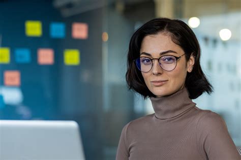 다채로운 스티커 메모가 있는 현대적인 사무실 환경에서 일하는 안경을 쓴 자신감 넘치는 비즈니스 전문가 개발에 대한 스톡 사진 및 기타 이미지 Istock