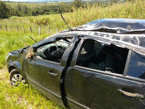 G Carro capota em rodovia e sai da pista em Itu notícias em Sorocaba e Jundiaí