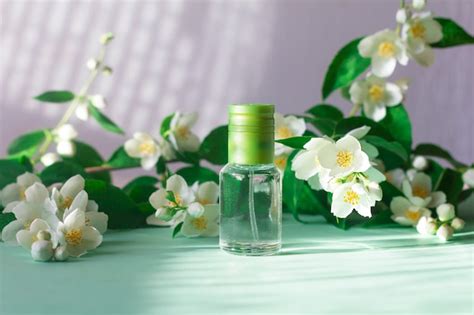 Perfume floral aroma de flor de jasmim frasco fragrância Foto Premium
