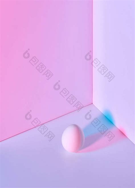 紫罗兰粉红色的鸡蛋在双粉红淡紫色背景与蓝图片 包图网企业站