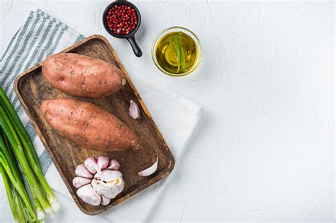 흰 배경에 향신료가있는 고구마 또는 바타트 텍스트 공간이있는 상단 보기 0명에 대한 스톡 사진 및 기타 이미지 0명 농업