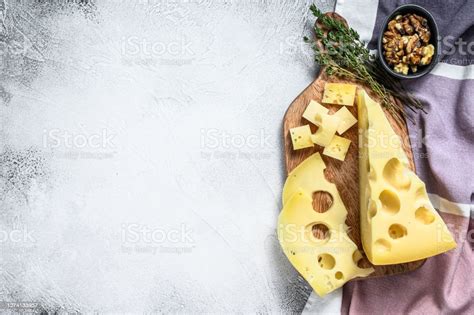 구멍이 있는 마스담 치즈 유제품 노란색 삼각형 회색 배경 맨 위 보기입니다 복사 공간 0명에 대한 스톡 사진 및 기타 이미지