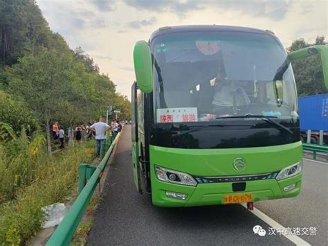 旅游大巴高速爆胎 民警及时救援解困 汉中在线